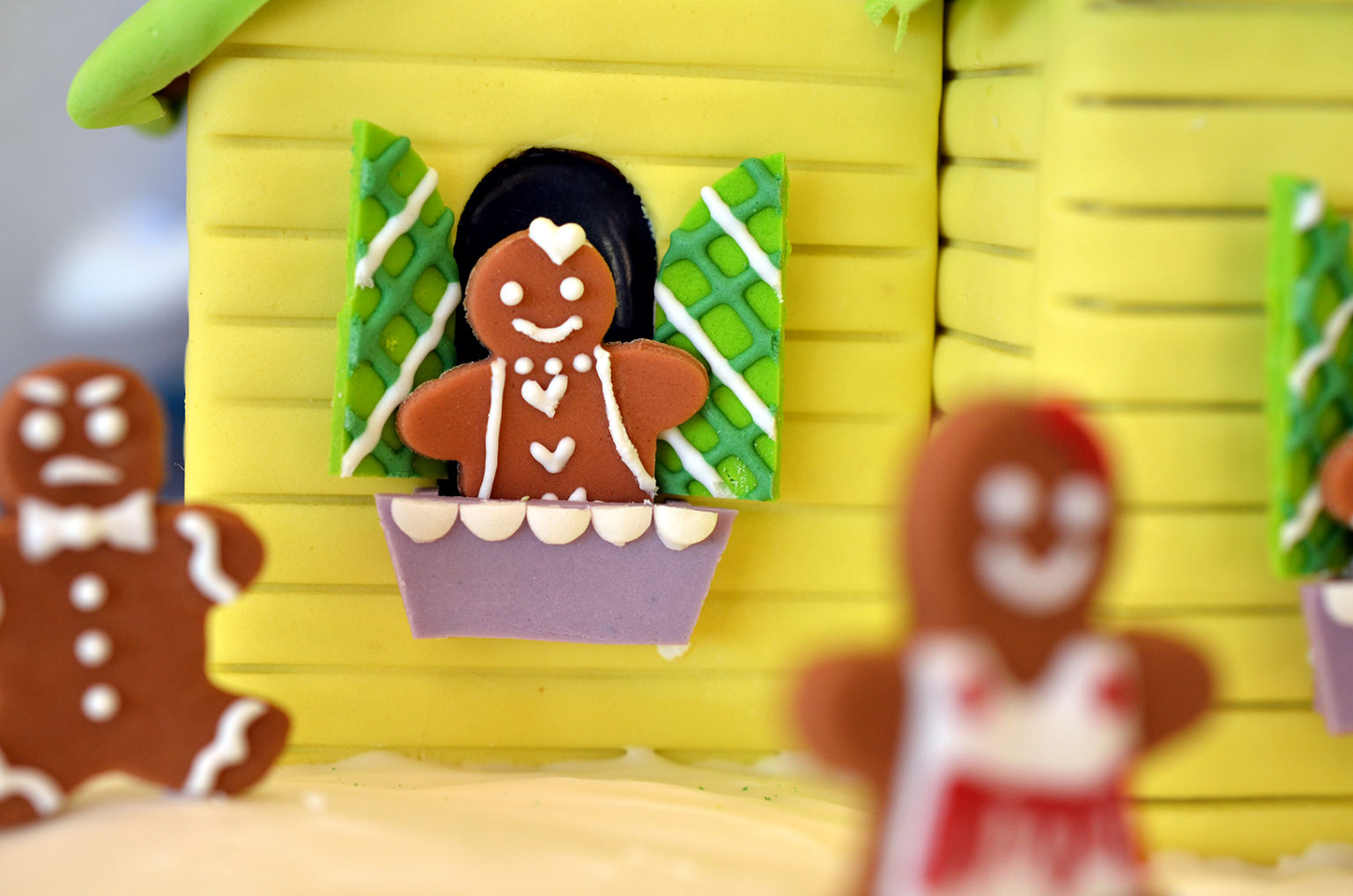 Gingy gingerbread house – Cake & Cupboard