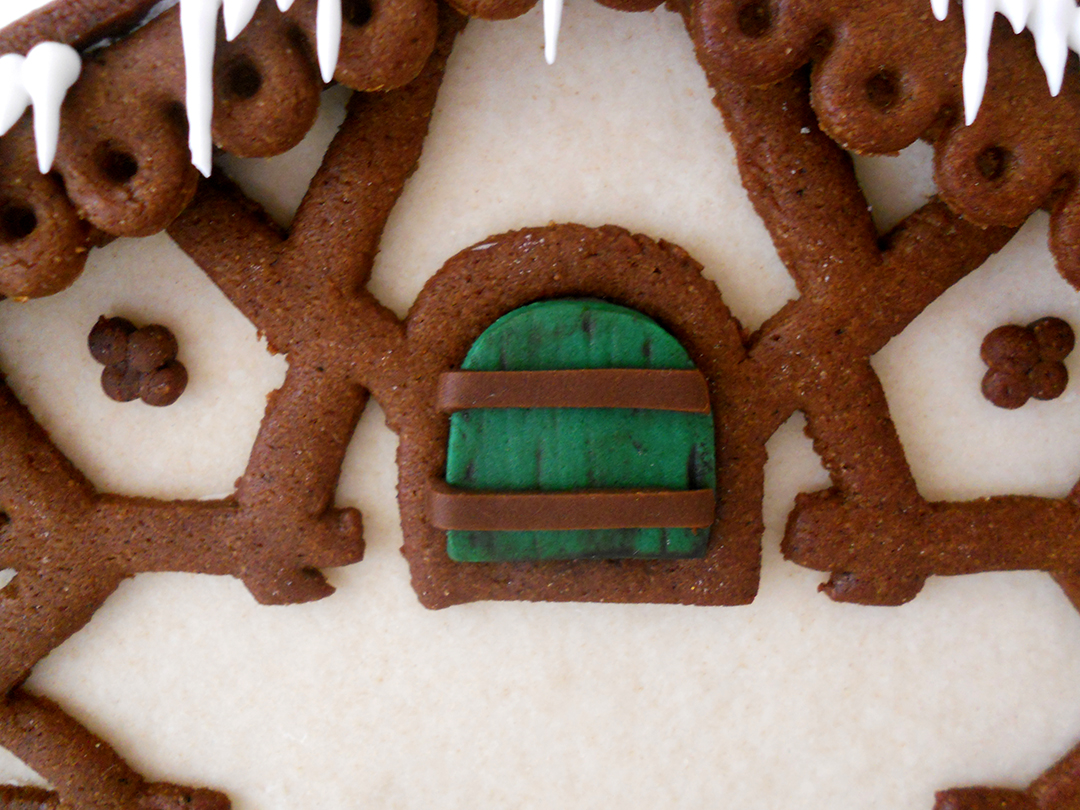 Cuckoo clock gingerbread house – Cake & Cupboard